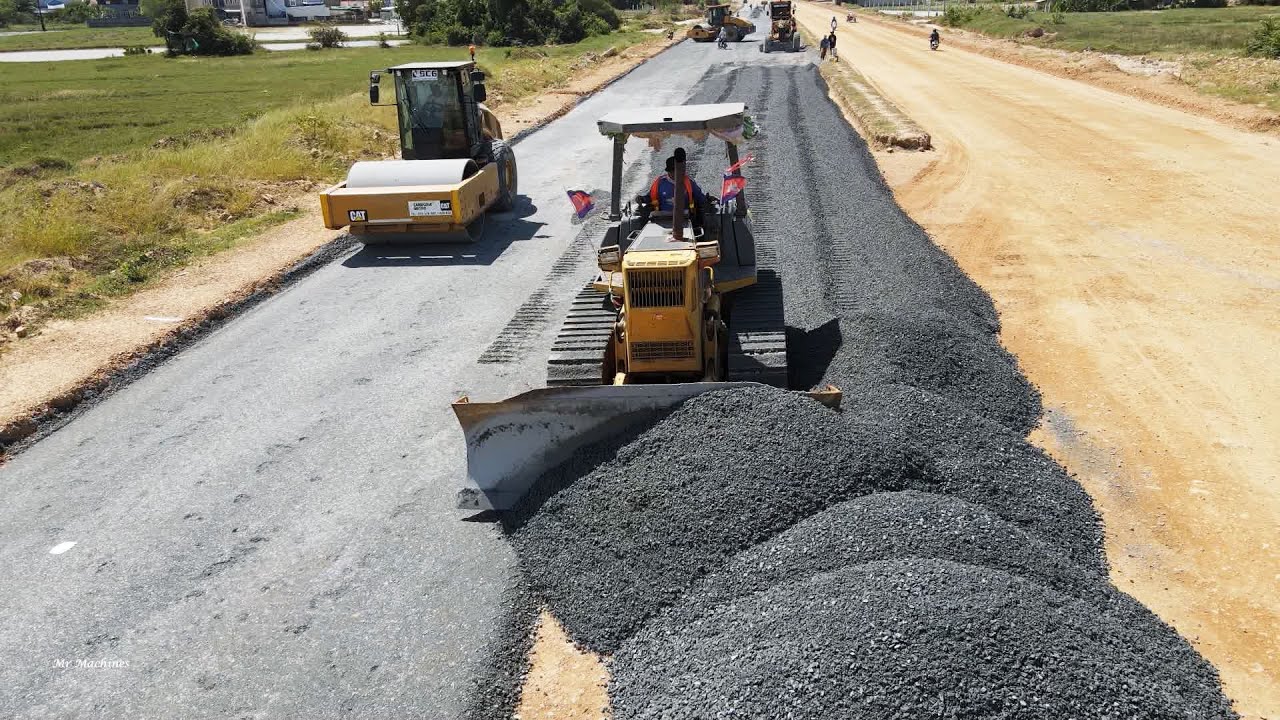 The Best Road Construction Equipment hard Working with Gravel Dozer ...