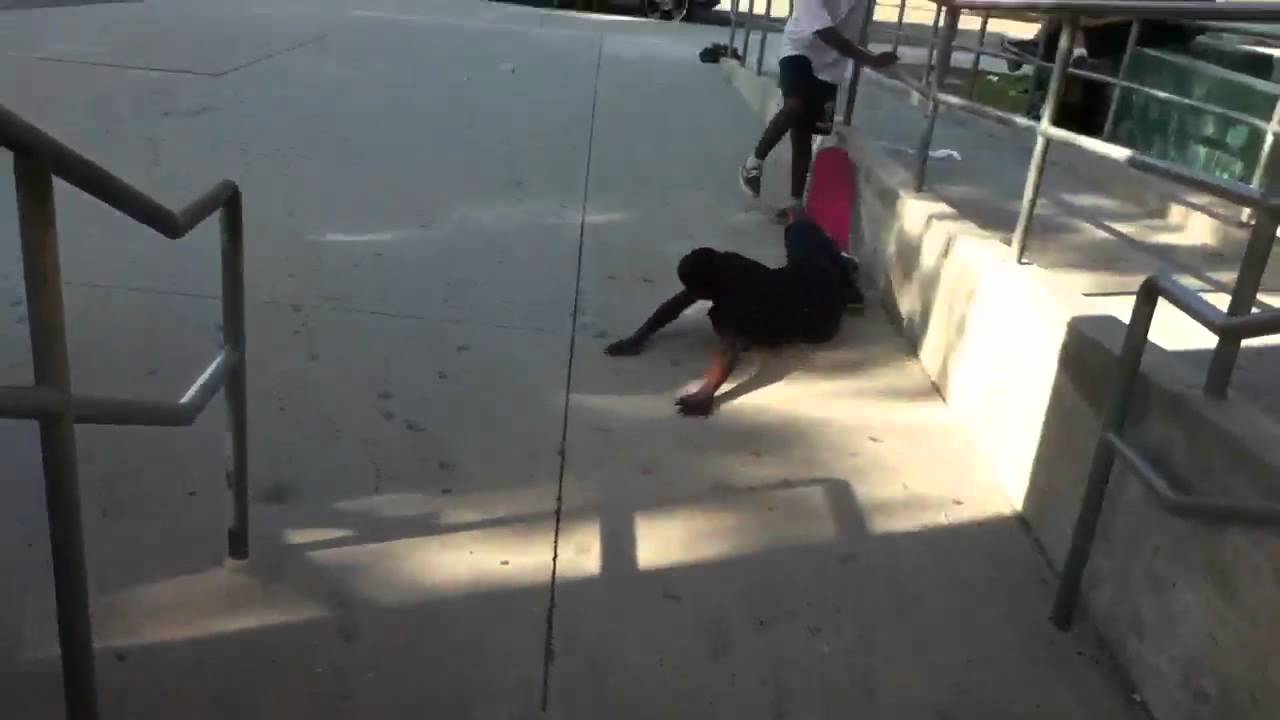 Kid falls and scrape hands - YouTube