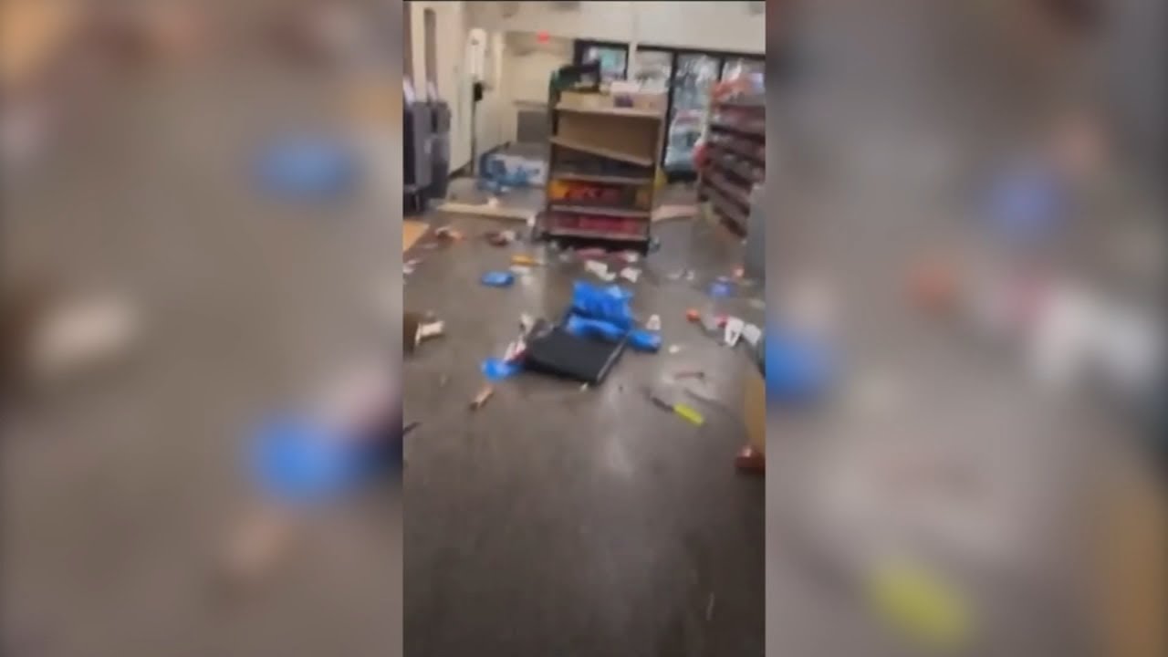 Video captures juveniles ransacking Wawa in Philadelphia - YouTube