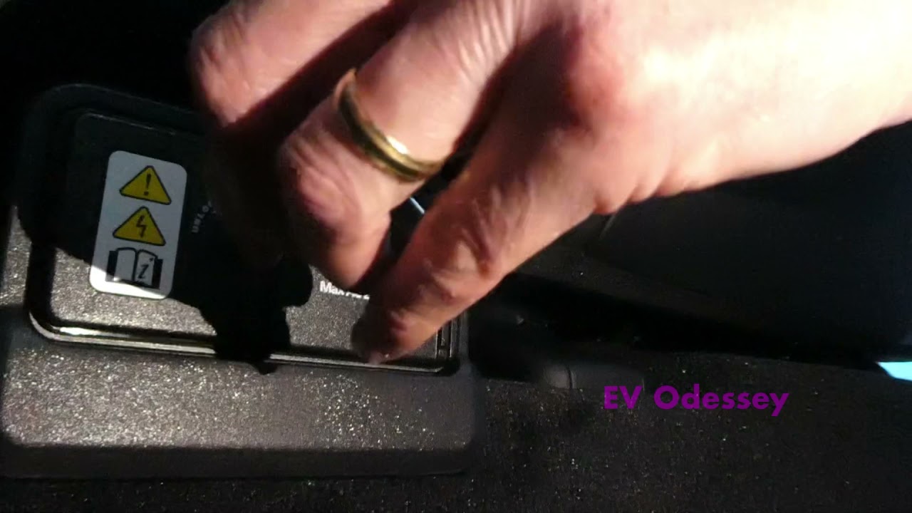 Kia EV6 How to use the key to unlock the V2L internal 13Amp socket ...