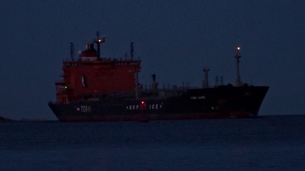 Oil Tanker Torm Laura Skims Staten Island - YouTube