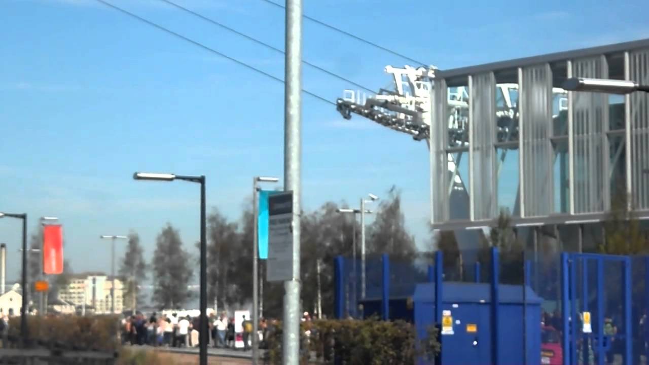 QUEUES AT Emirates Air Line LONDON 2012 NORTH GREENWICH OLYMPIC CABLE ...