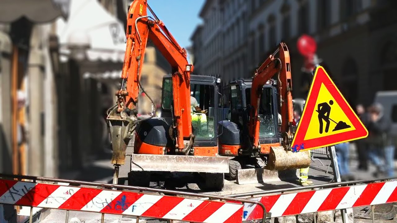 Mini Excavators Demo Street In Italy - YouTube