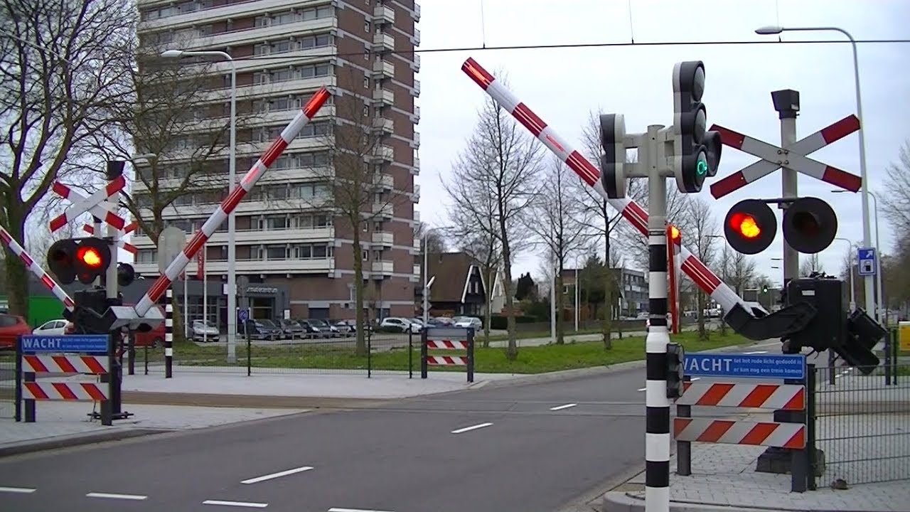 Spoorwegovergang Zwolle // Dutch railroad crossing - YouTube