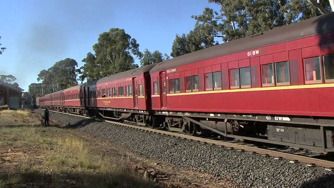 Australian Steam Trains: R761 charges past Kangaroo Flat Station - YouTube