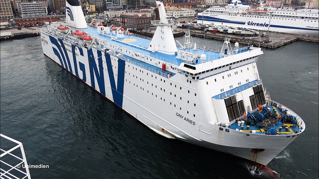 GNV ARIES | amazing spectacular mooring maneuver of the ferry in Naples ...