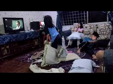 Habis bantal di main pukul pukul