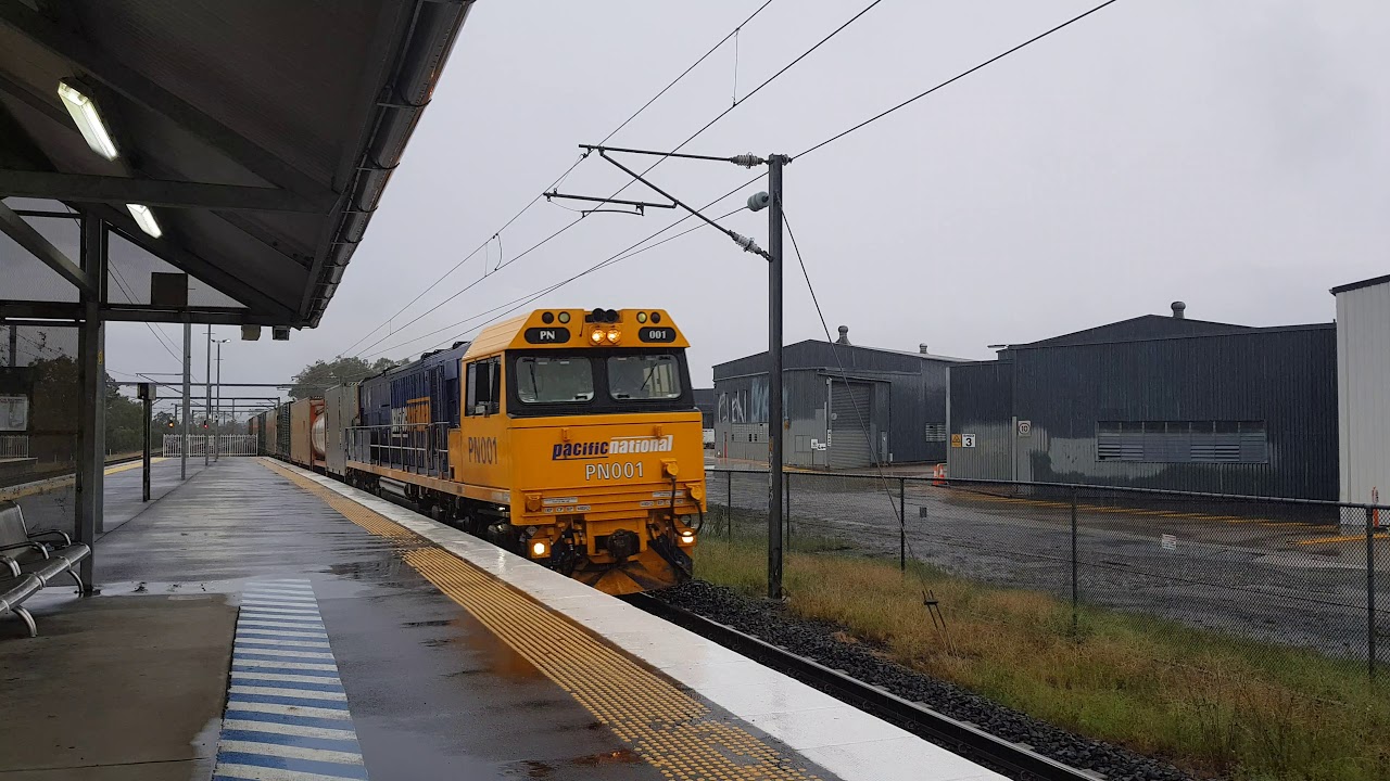 Pacific National PN001 runs 82P9 with hornshow at Sunshine. - YouTube