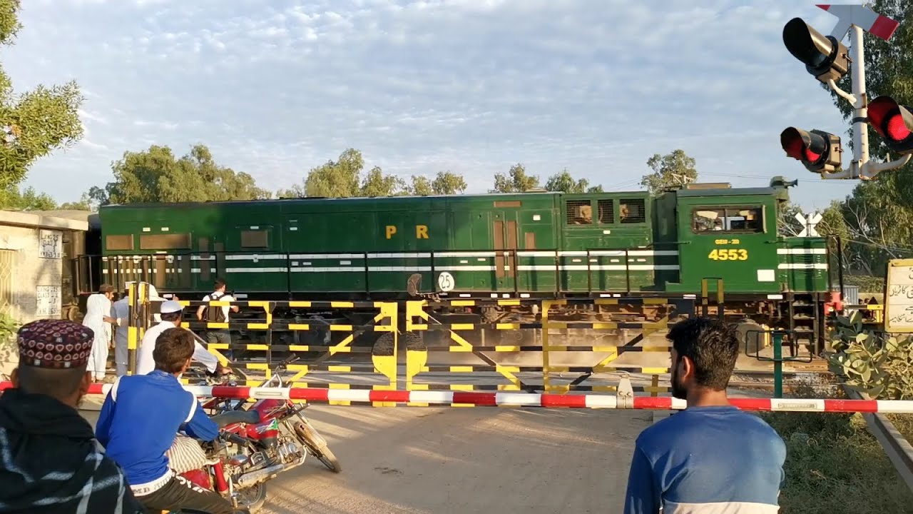 Pakistan High Speed Train At Railroad Level Crossing |Jaffar Express ...