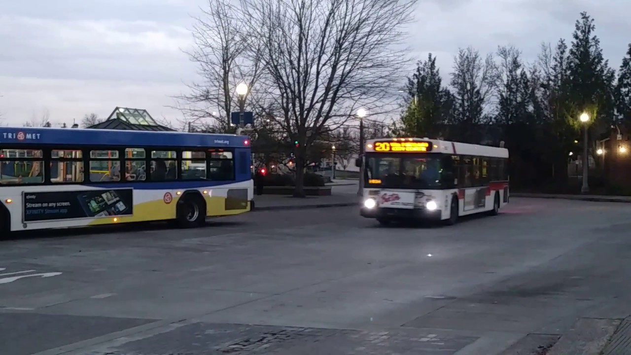 TriMet 2000 New Flyer D40LF #2520 on line 20 arriving at Beaverton ...