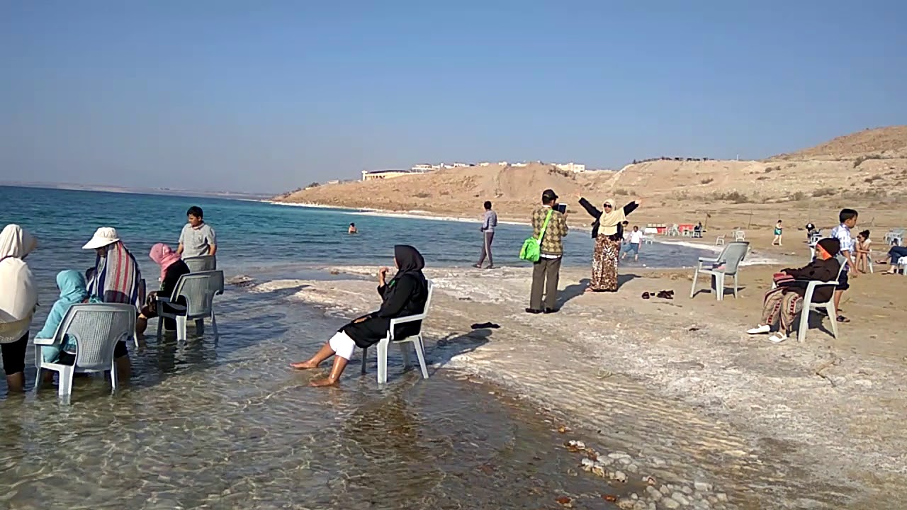 Asiknya Berenang dan Mengapung di Laut Mati Jordan - YouTube