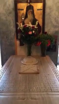 ΧΤΥΠΟΙ ΣΤΟΝ ΤΑΦΟ ΤΟΥ ΑΓΙΟΥ ΝΕΚΤΑΡΙΟΥ ΣΤΗΝ ΑΙΓΙΝΑ - YouTube