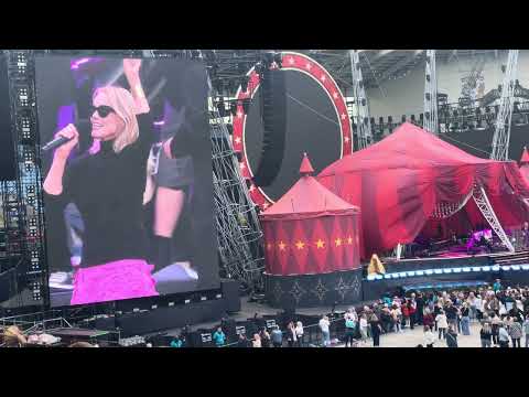 Belinda Carlisle - Live - Take That - The Circus Tour - Coventry - 04:06/26