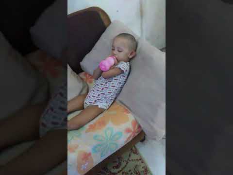 Meu filho enzo cochilando com a mamadeira