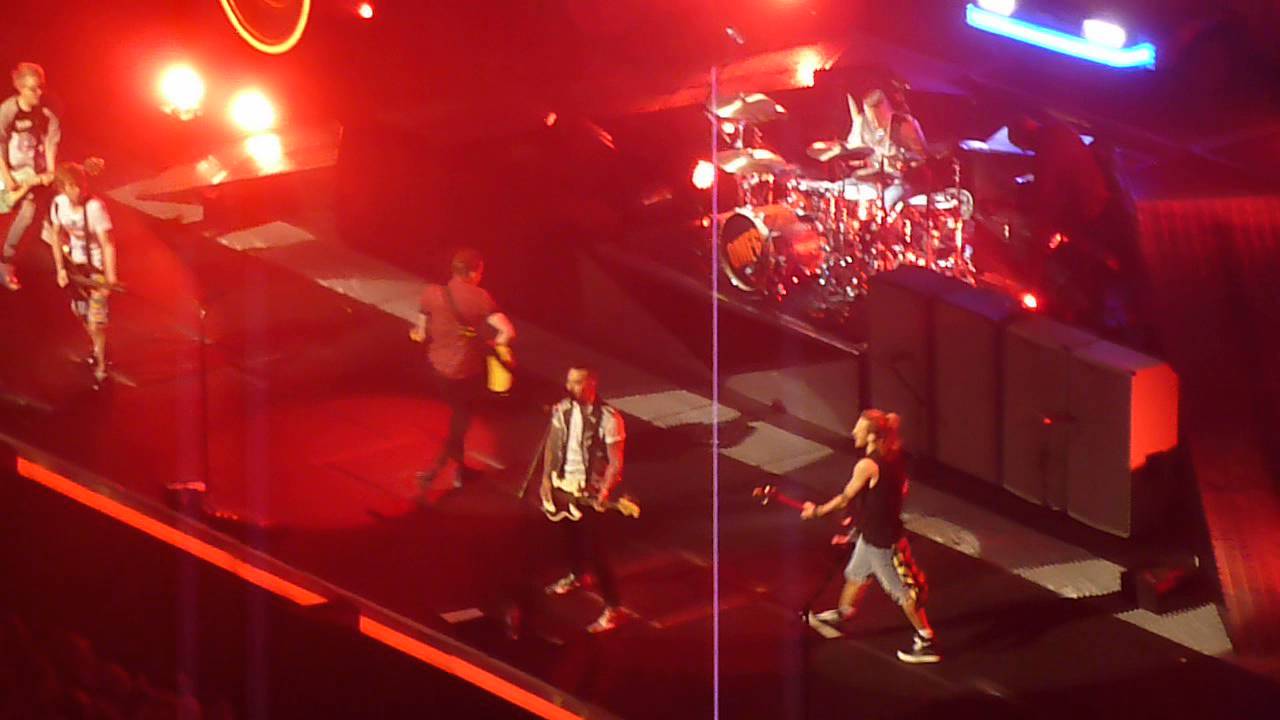 McBusted - Intro & Air Hostess O2 Arena 25.4.1.4 - YouTube