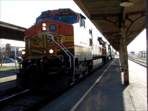BNSF container train passes through the station at Ottumwa, Iowa - YouTube