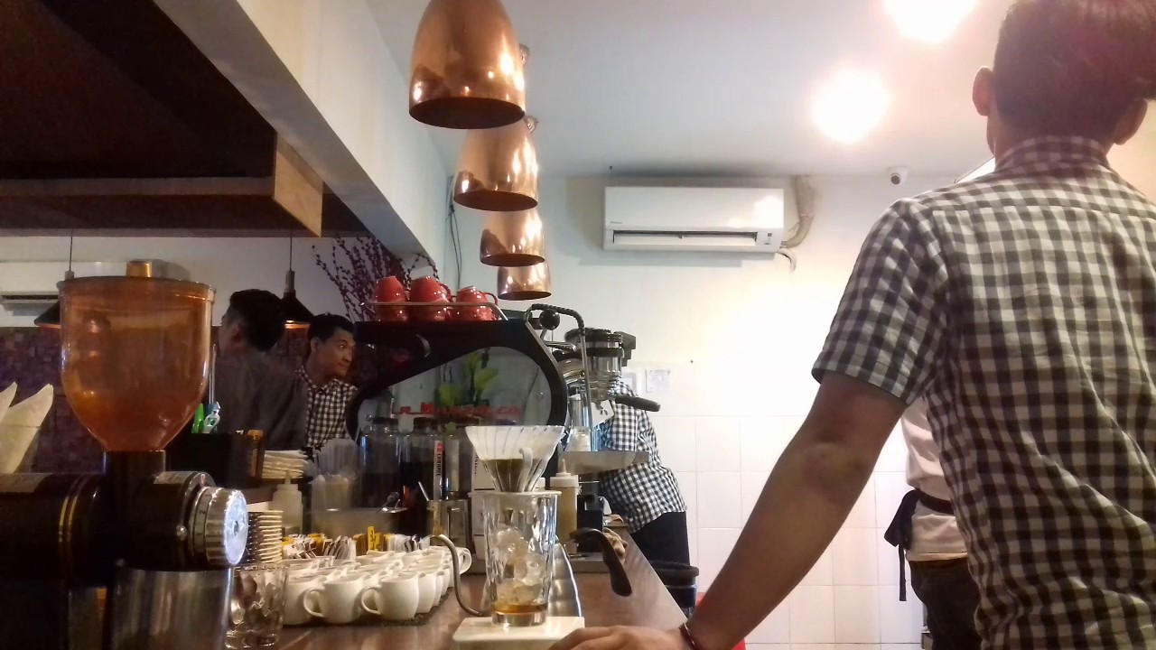 Expatriate restaurant (bar) 2 - YouTube