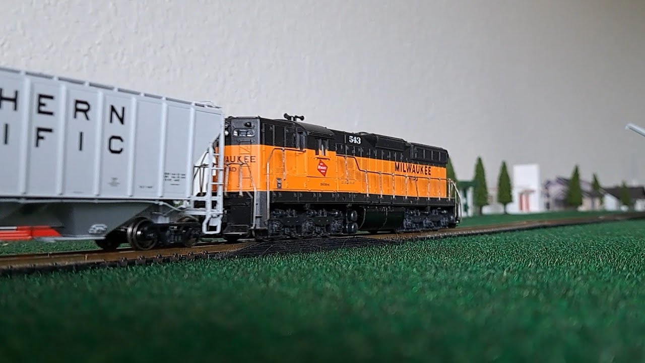 ho scale Milwaukee Road pulling grain and fertilizers - YouTube