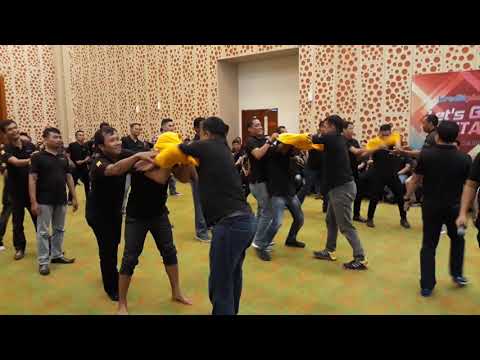 Serunya lomba buka baju Gathering Kreditplus cabang Batam