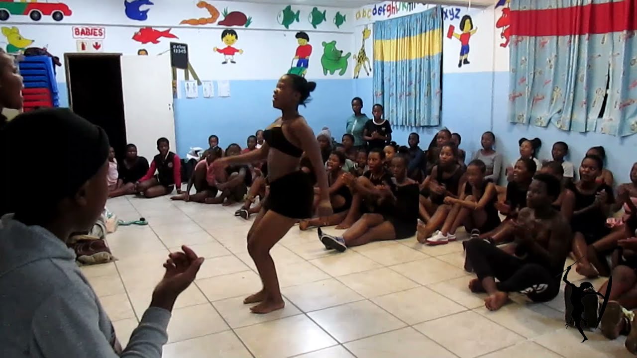 Best Zulu dance by intombi - YouTube