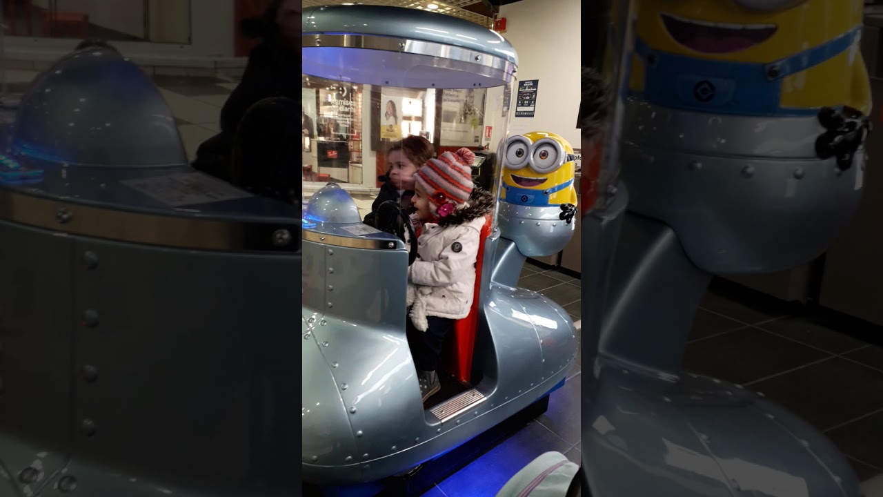 Emma et Mélissa au manège des minions - YouTube