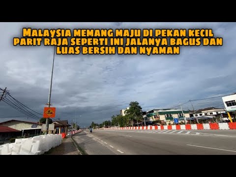 Malaysia memang maju di pekan kecil parit raja seperti ini jalanya ...