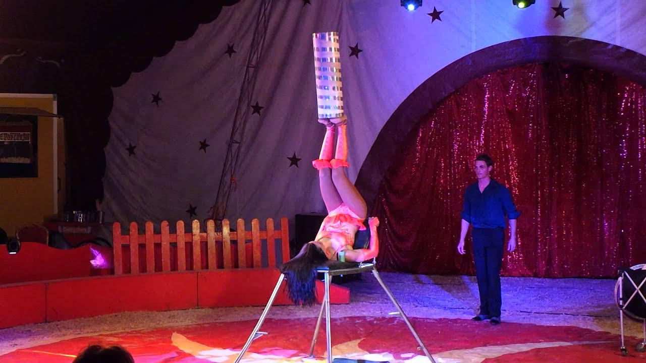Cirque jongleuse - YouTube