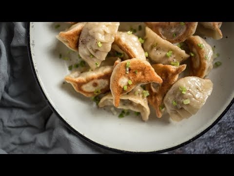 Как лепить гедза | How to fold gyoza - YouTube