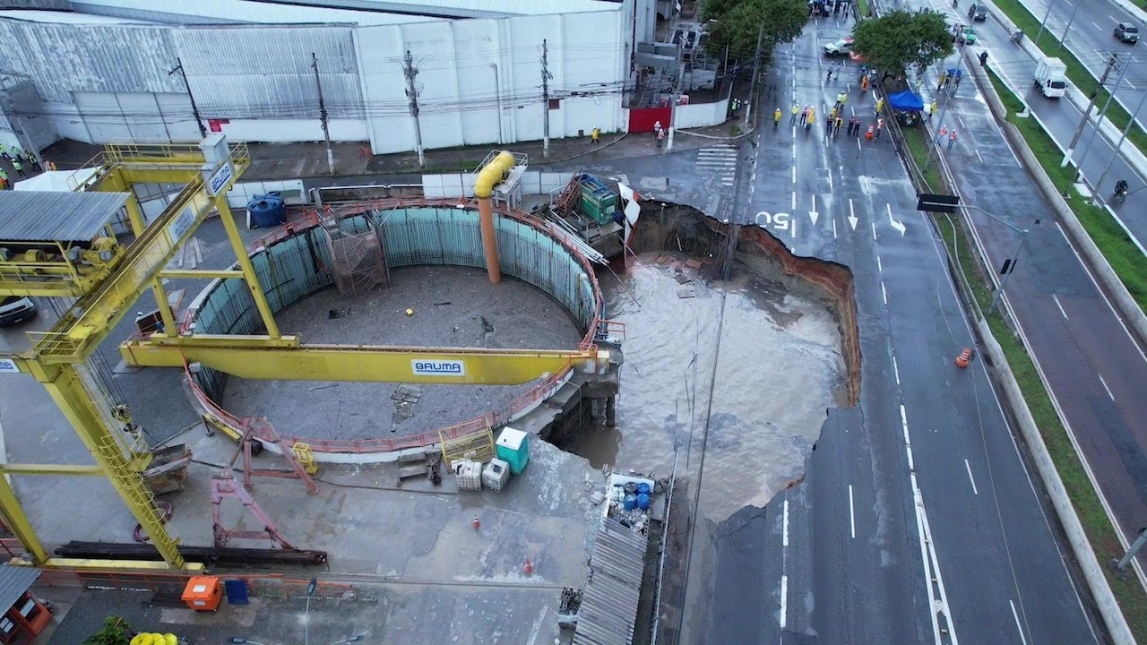 Collapse in subway construction leaves crater in Sao Paulo main avenue ...