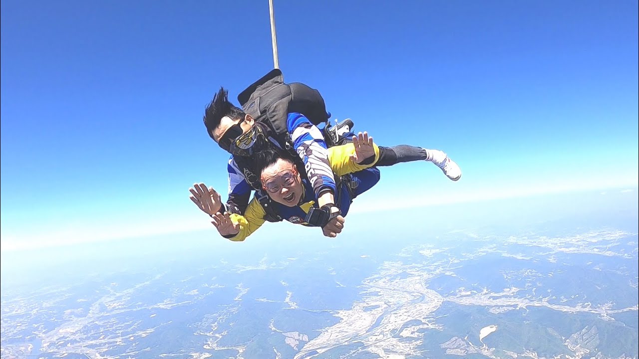 [국내 스카이다이빙 체험] 스트레스를 한방에 싸~악!! 하늘 위에서 시원하게 날려보자! SKYDIVE KOREA - YouTube