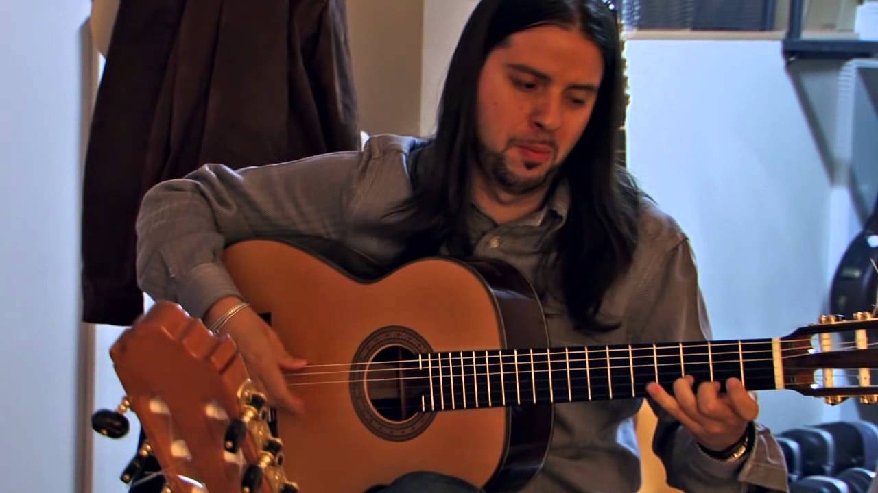 Flavio Rodriguez probando guitarras Pasión Flamenco de Vicente Carrillo ...
