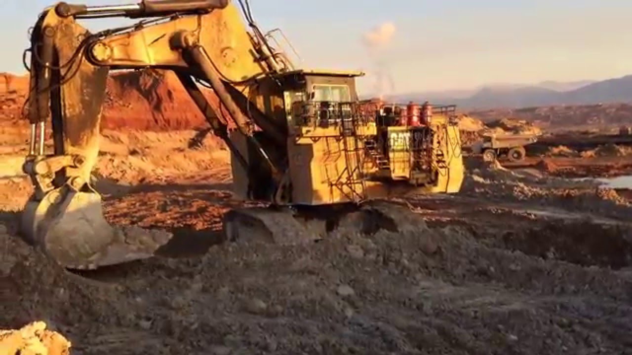Huge Caterpillar 6040 Excavator - YouTube