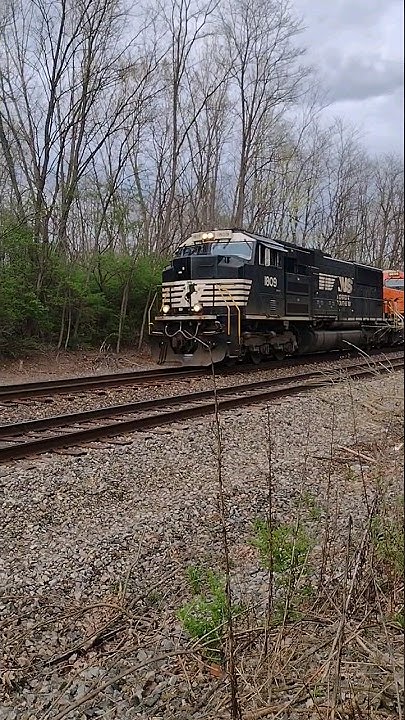 NS 1809 with BNSF power gives a salute! - YouTube