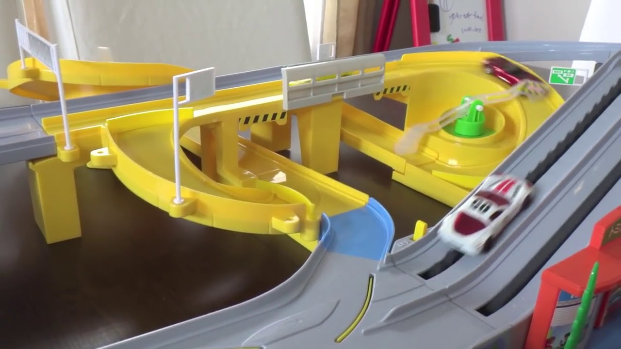 TOMICA WORLD HIGHWAY BUSY DRIVE with TOMICA GURURURU INTERCHANGE - YouTube