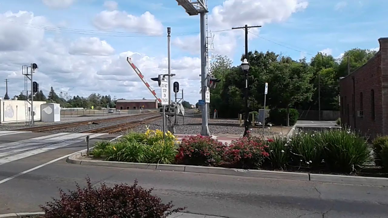 BNSF 130 BNSF 502 LEAD THE SACRAMENTO LOCAL - YouTube