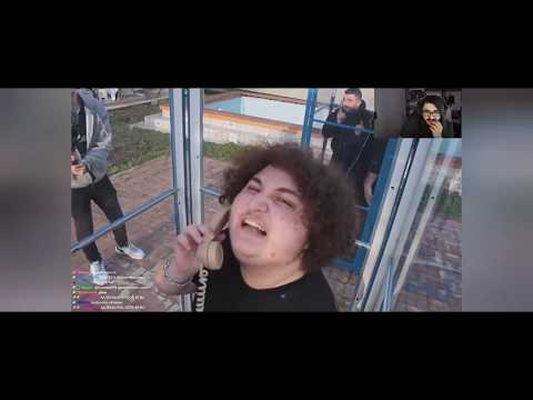 KENDİNE MÜZİSYEN ALİ BİÇİM VE MESUT CAN TOMAY TELEFON KULÜBESİ İZLİYOR