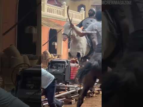 ata binemeyen aktörlerin sahnesi böyle çekiliyor