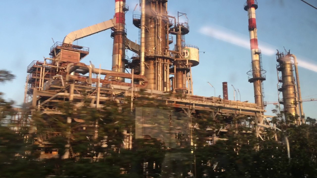 [TRENI] Transito nella raffineria API - Falconara Marittima [HD] - YouTube