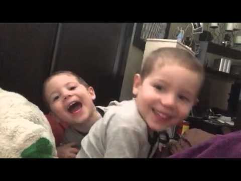 Identical twins singing - YouTube
