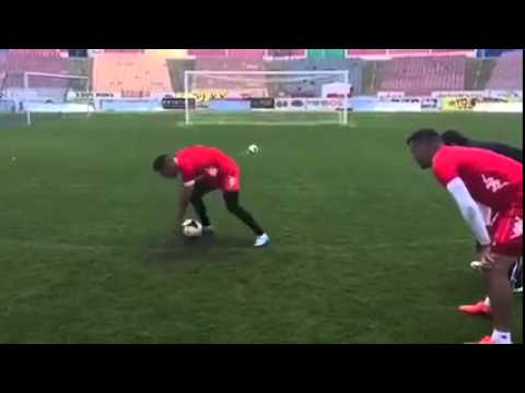 Topun etrafında 13 kez döndükten sonra gol atmaya çalışmak - Nar Video