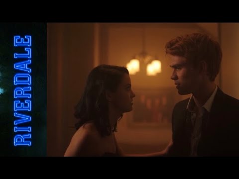 Riverdale T1-C1 | Archie y Veronica se besan | - YouTube