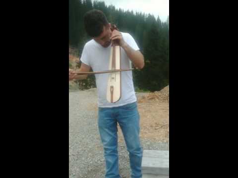 Yegen/kemençe/yayla/ rakı ictim buz gibi / bayır oldu düz gibi:)