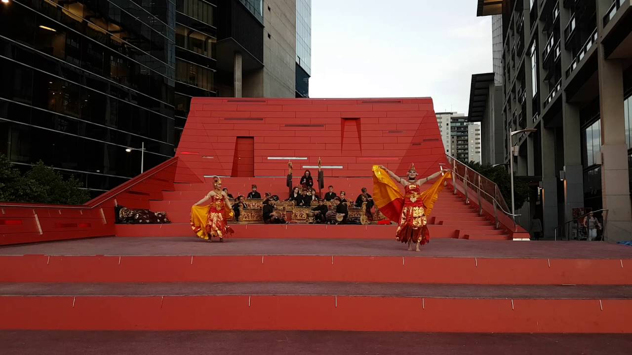 Cendrawasih Dance at Red Stair, Melbourne - YouTube