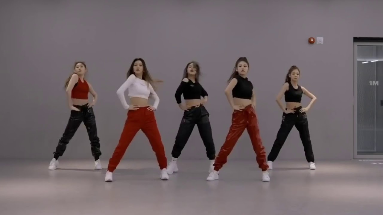 ITZY Ryujin's shoulder part for 1 minute (Mirrored) - YouTube