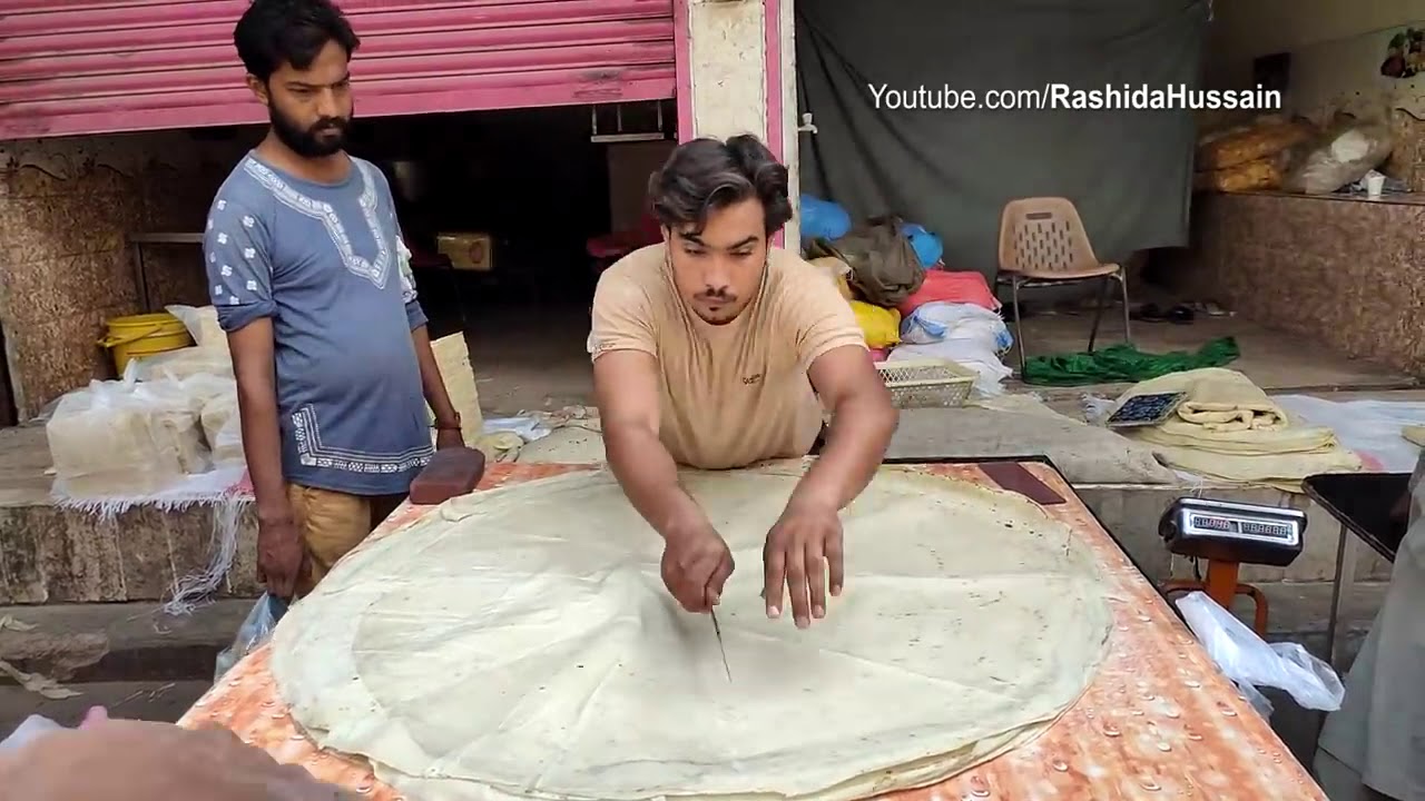 Biggest Rumali Roti | Rumali Roti | Street Food of Karachi, Pakistan ...