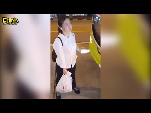 Woman blocks bus as she missed her stop 中国女子在新加坡与公交司机大吵 - YouTube