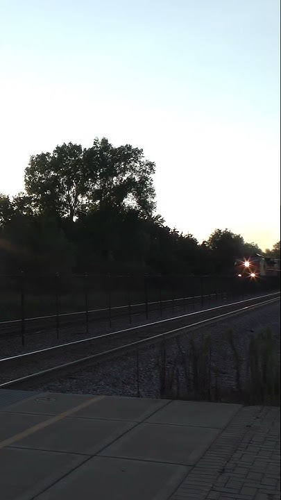 Very Friendly Engineer on BNSF Coal Train #shorts - YouTube