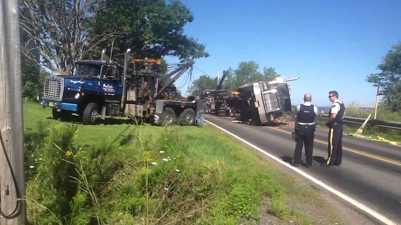 Log truck roll over - YouTube