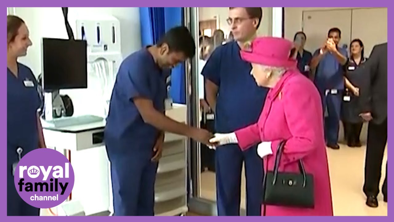 The Queen Awards George Cross to NHS on 73rd Anniversary - YouTube