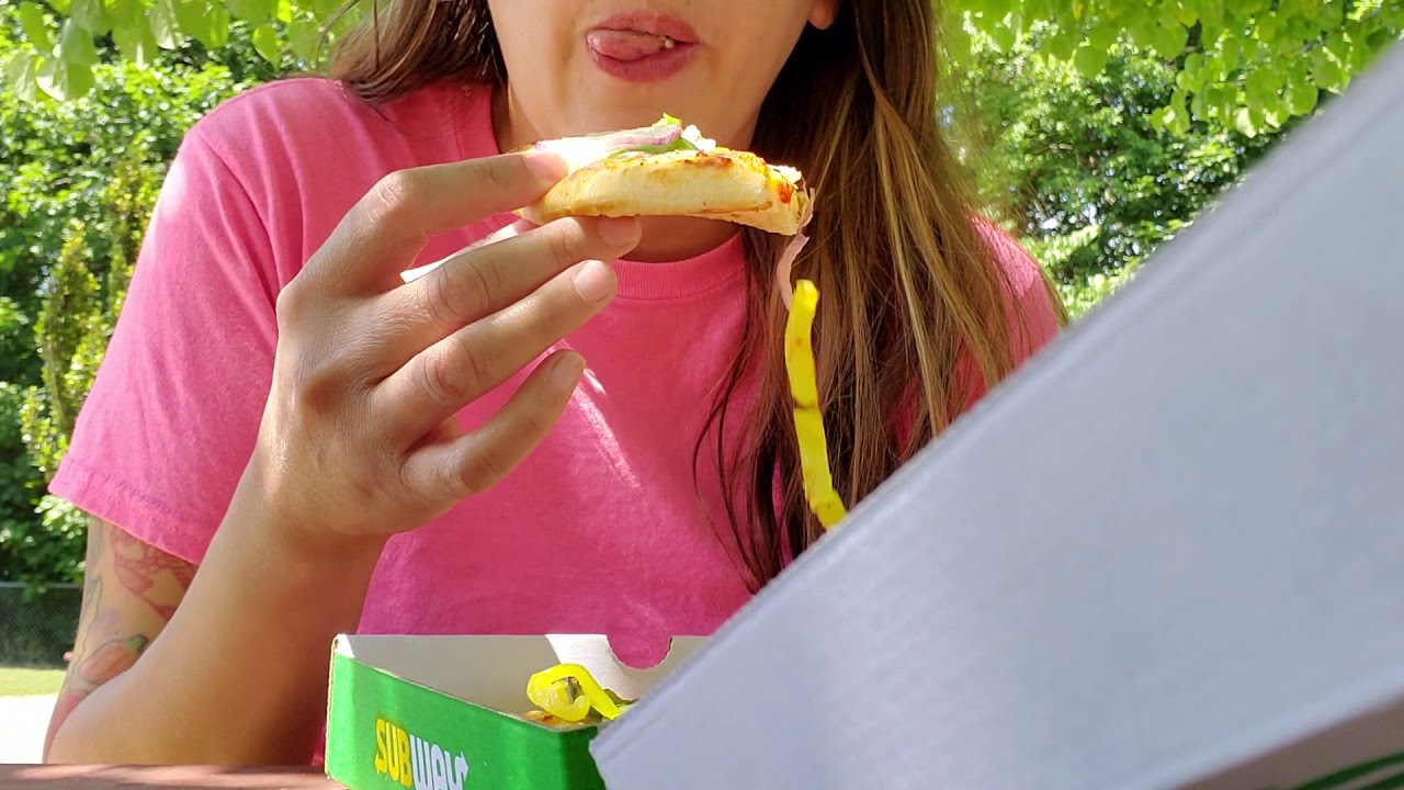 Eating subway pizza for lunch! - YouTube